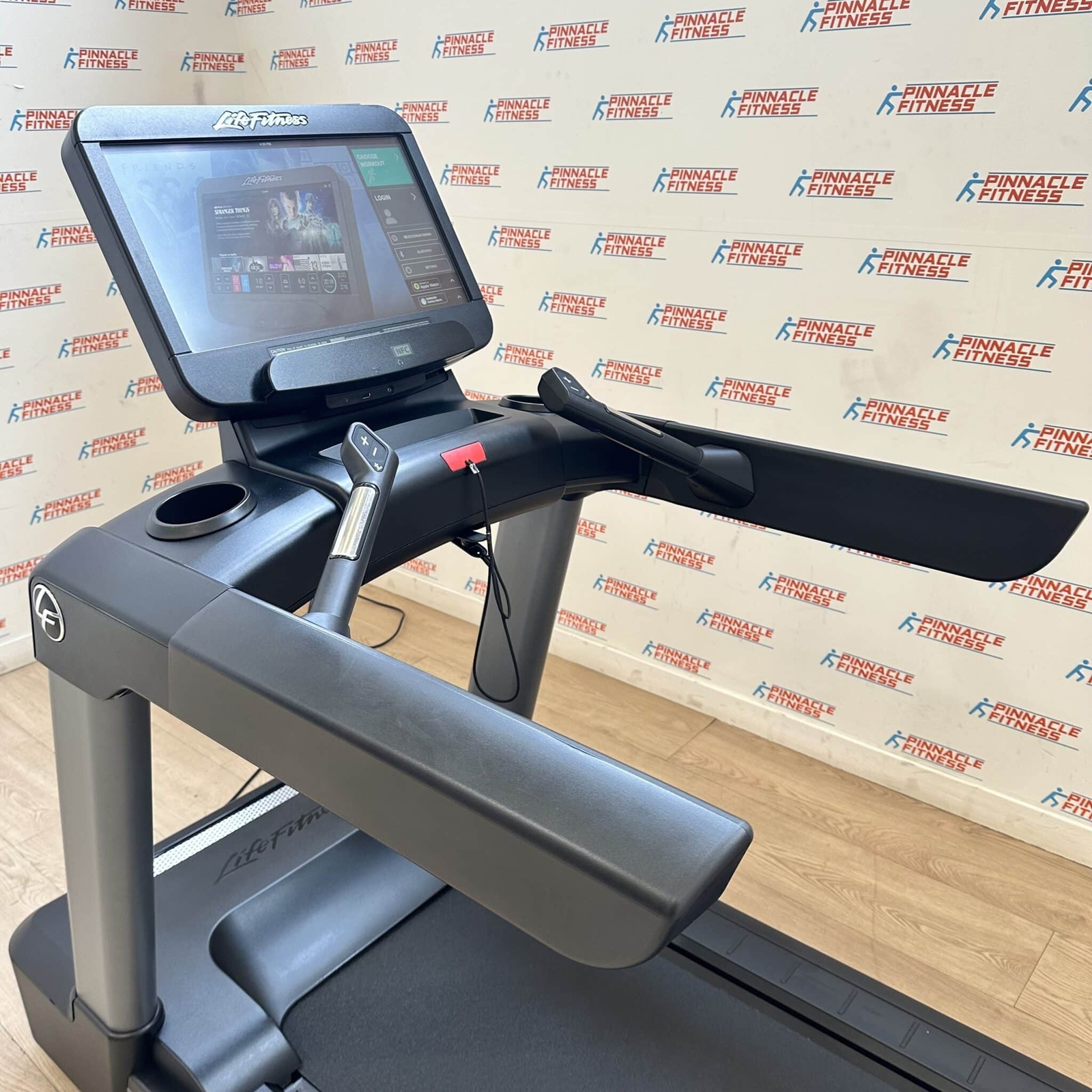 Life Fitness Integrity Series Deluxe Treadmill with Discover SE3HD ...