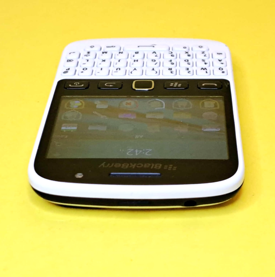 🔥WHITE BLACKBERRY 9720🔥UNLOCKED 3G QWERTY CELL PHONE BELL TELUS KOODO ...