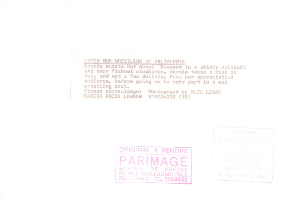 VINTAGE PHOTO DE PRESSE 1980 COMBAT DE FILLES DANS LA BOUE WOMEN MUD ...
