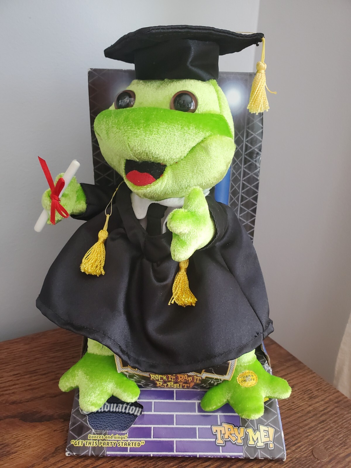 Gemmy Frogz Dances to "Get This Party Started" Rock It, Rap It Ribbit ...