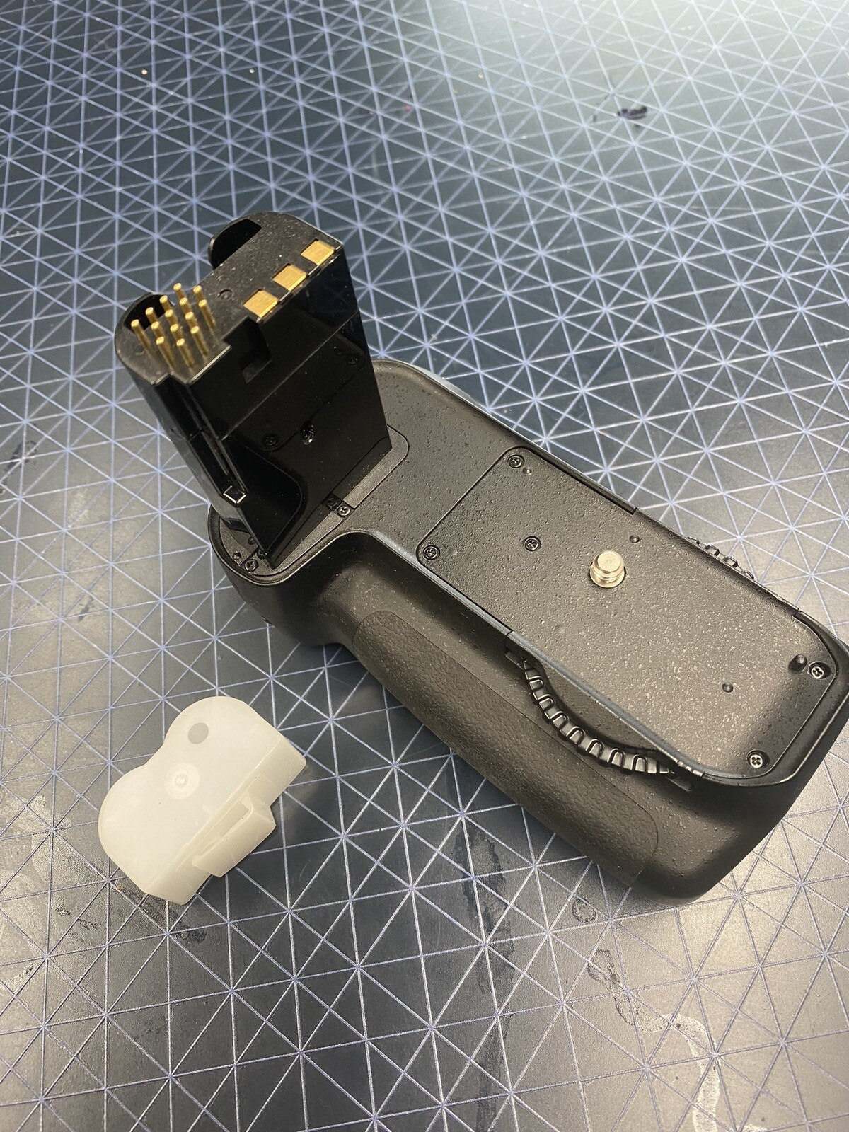 Nikon MB-D80 Battery Grip for D80 / D90 | Grelly UK