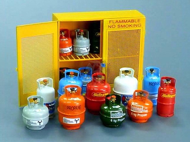 Plus Model 1/35 Assorted Propane Gas Tanks w/Storage Cabinet (16 ...