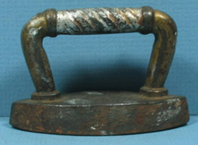 OLD SMALL CAST IRON TOY SAD IRON JUST 2 7/8" LONG AND VERY CUTE T90 | eBay