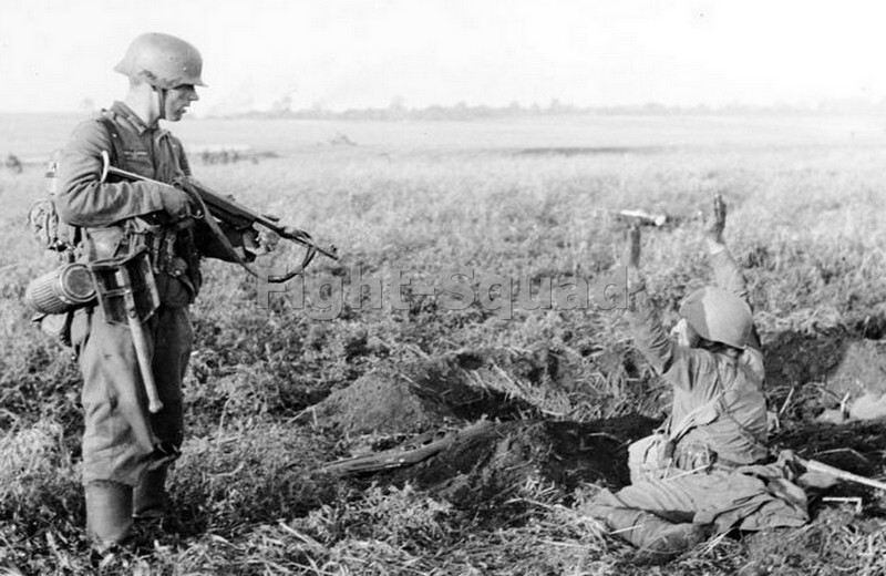 WW2 Picture Photo 1941 German soldier capturing a Soviet soldier 1325 ...