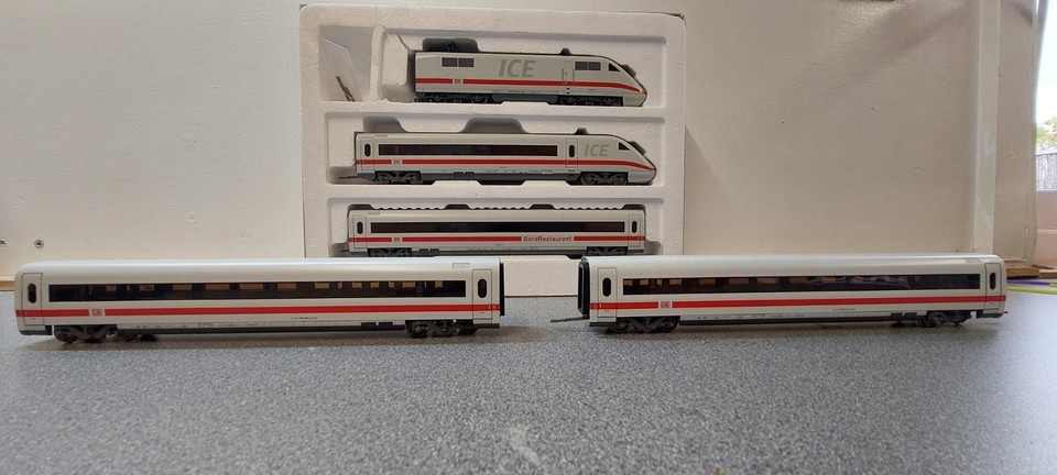 Roco ICE Train set. 3 part set with two passenger coaches. current erea ...