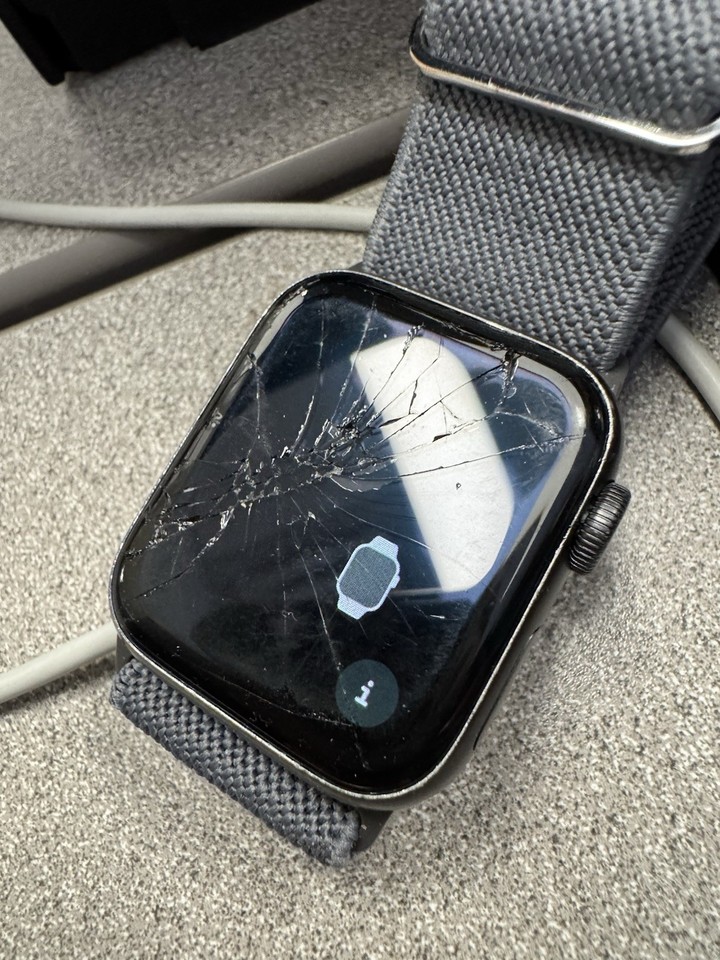 Apple Watch SE - Cracked Screen (see Photos) | eBay