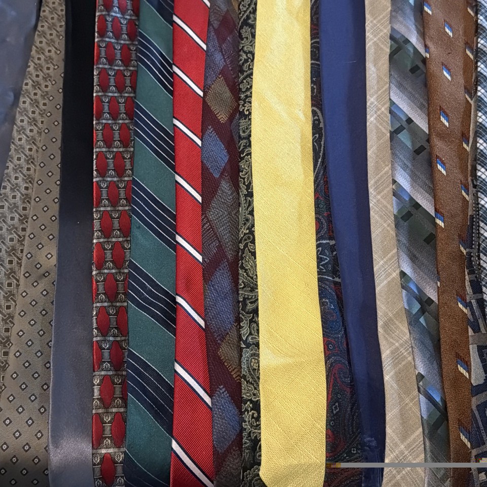Huge Bundle Of Mens Neck Ties, Lots Of Silk 60+ Ties Various Brands ...