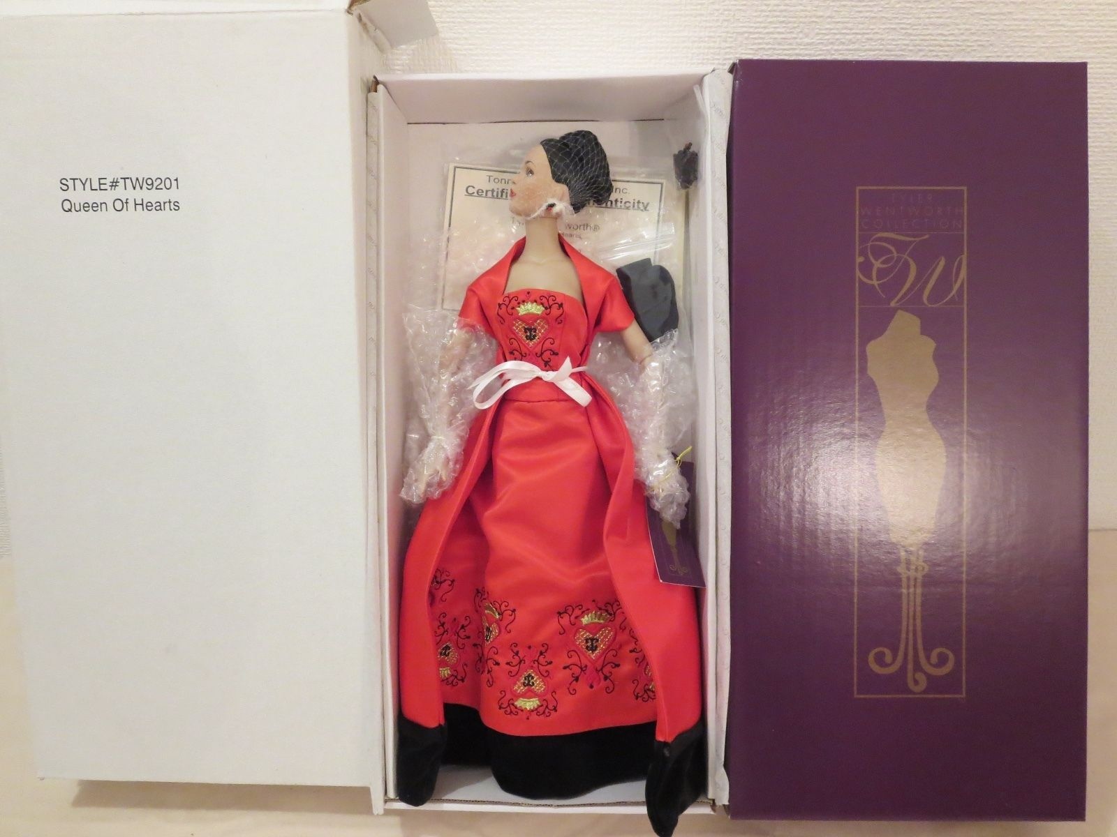 Tonner 'QUEEN OF HEARTS' w COA , stored w/o black gloves so UN-STAINED ...