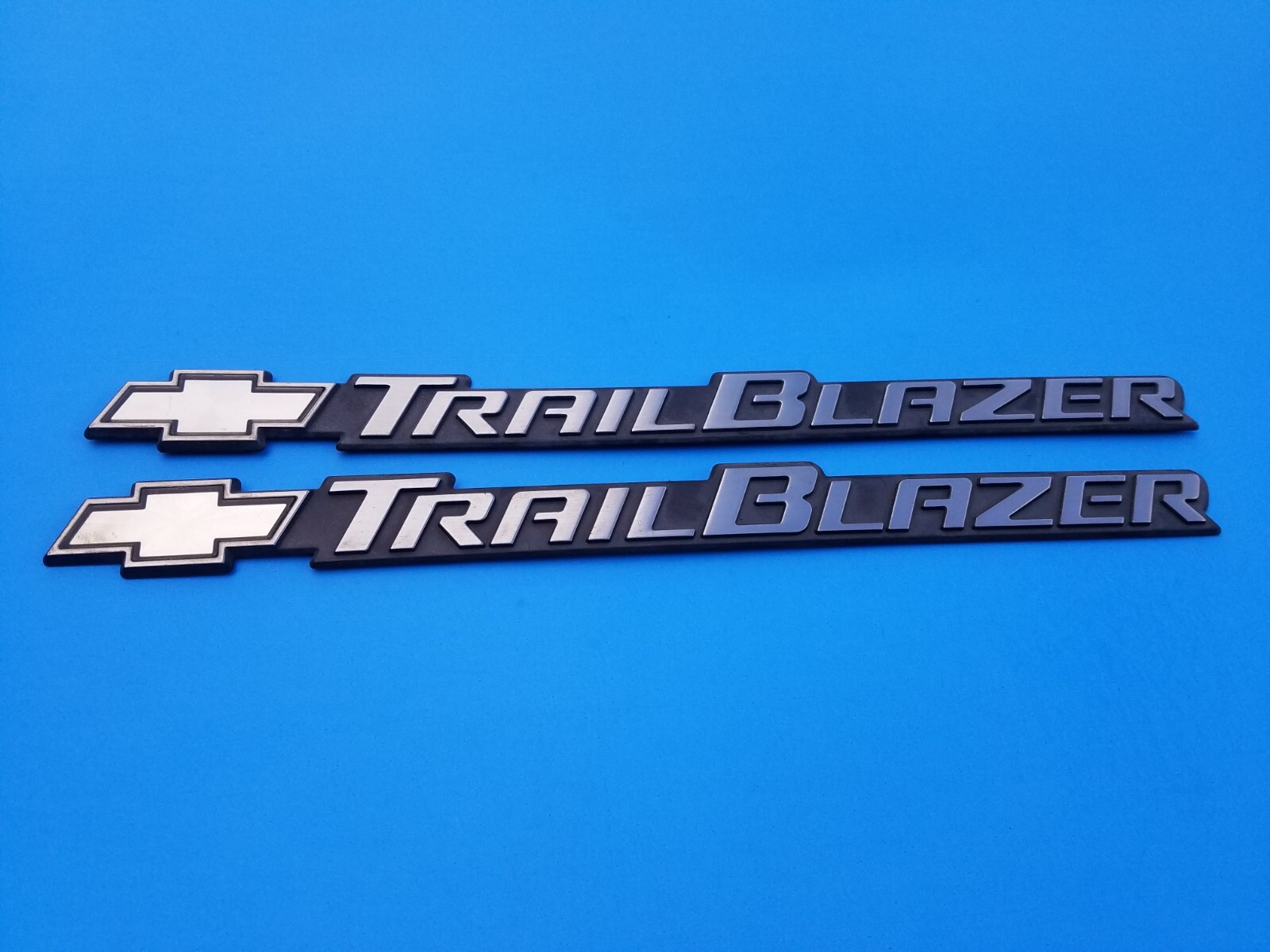 02 03 04 CHEVROLET TRAILBLAZER SIDE DOOR EMBLEM LOGO BADGE SYMBOL SET ...