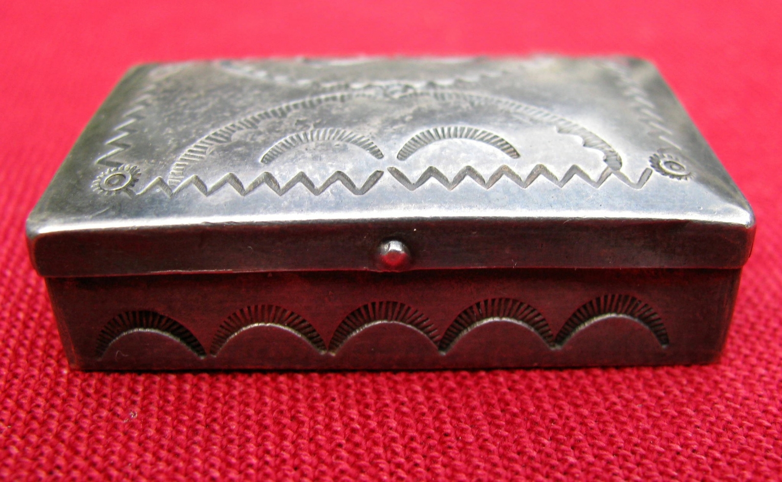 FINE ANTIQUE HANDMADE NAVJAO INDIAN AMERICAN EMBOSSED SILVER SNUFF BOX ...