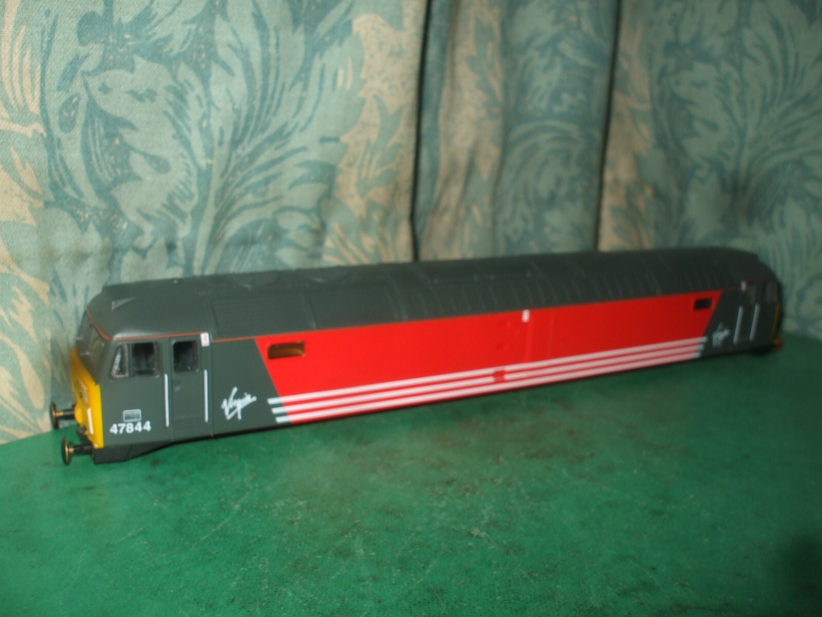 LIMA CLASS 47 VIRGIN TRAINS RED/GREY LOCO BODY ONLY - 47844 | eBay UK