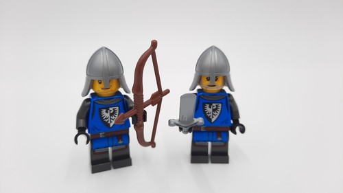 Lego 2x Figur Ritter CASTLE Burg mit Waffen Helm Rüstung Falken Neu ...