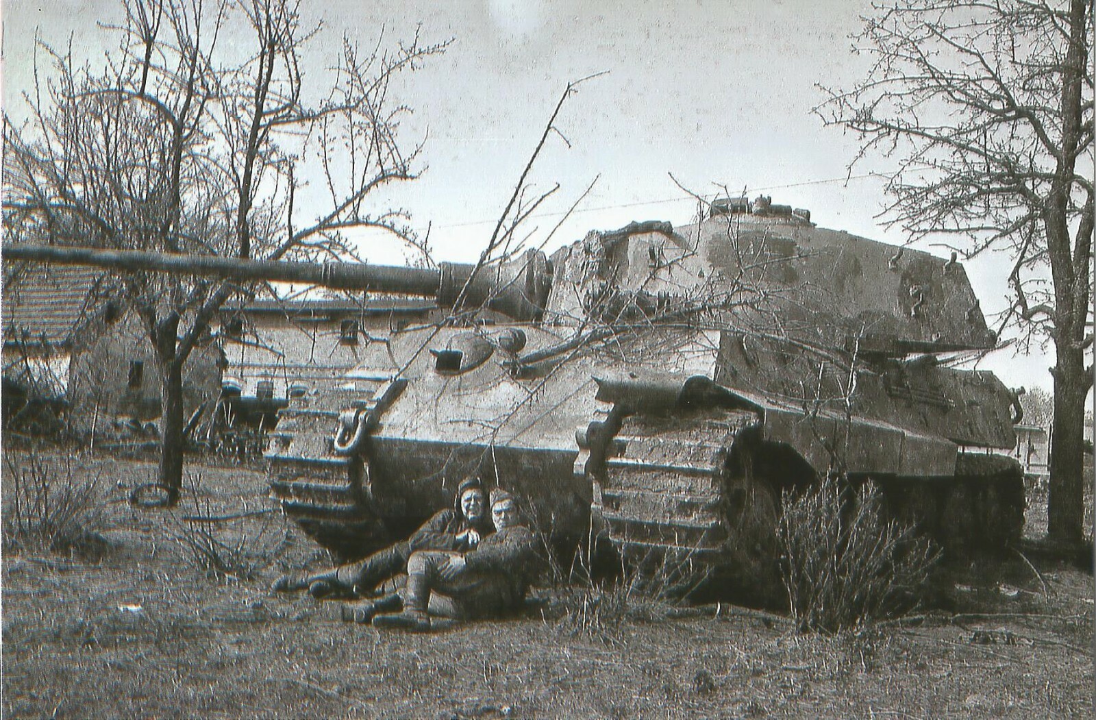 WW II - German Photo --- Russian Soldiers With Captured TIGER TANK II ...