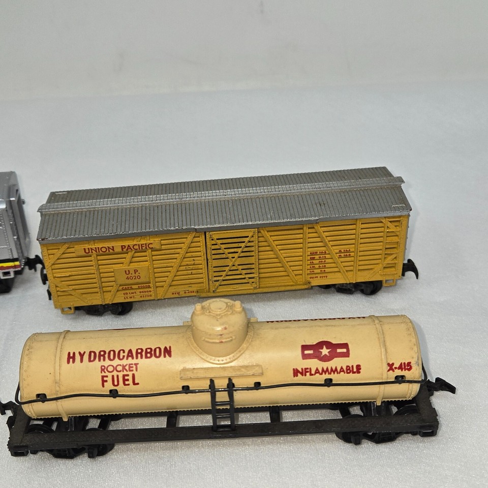 LOT OF 4 VTG TOY RAILROAD HO SCALE SANTA FE TRAIN UNION PACIFIC CAR ...