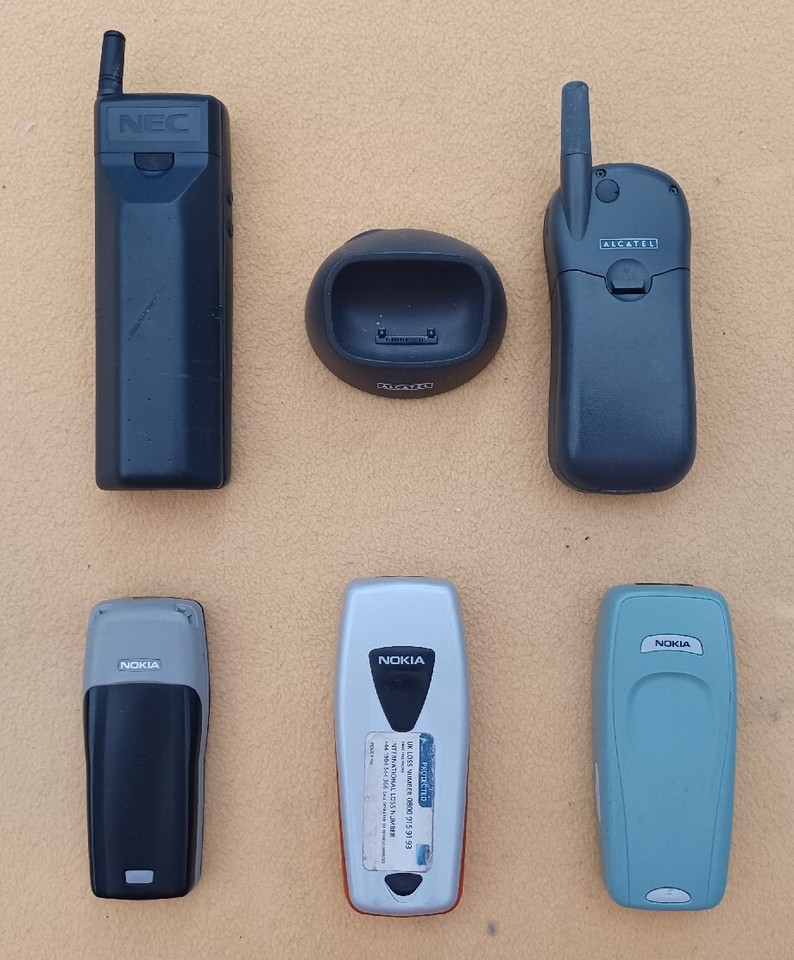 COLLECTION OF 5 X VINTAGE MOBILE/CELL PHONES 1990'S/2000'S FROM USE IN ...