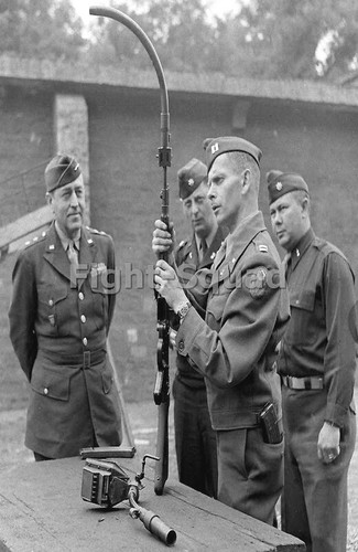 WW2 Picture Photo US inspect StG-44 assault rifle MP-44 w curved barrel ...