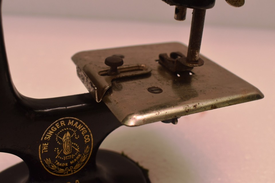 Antique Singer Toy Sewing Machine with Oiler Cast Iron Hand Crank USA ...