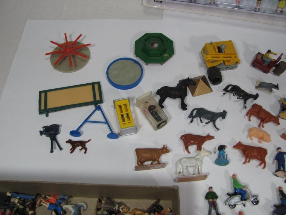 HO SCALE BIG LOT OF FIGURES ANIMALS CITY DETAILS PHONE BOOTHS SCOOTERS ...