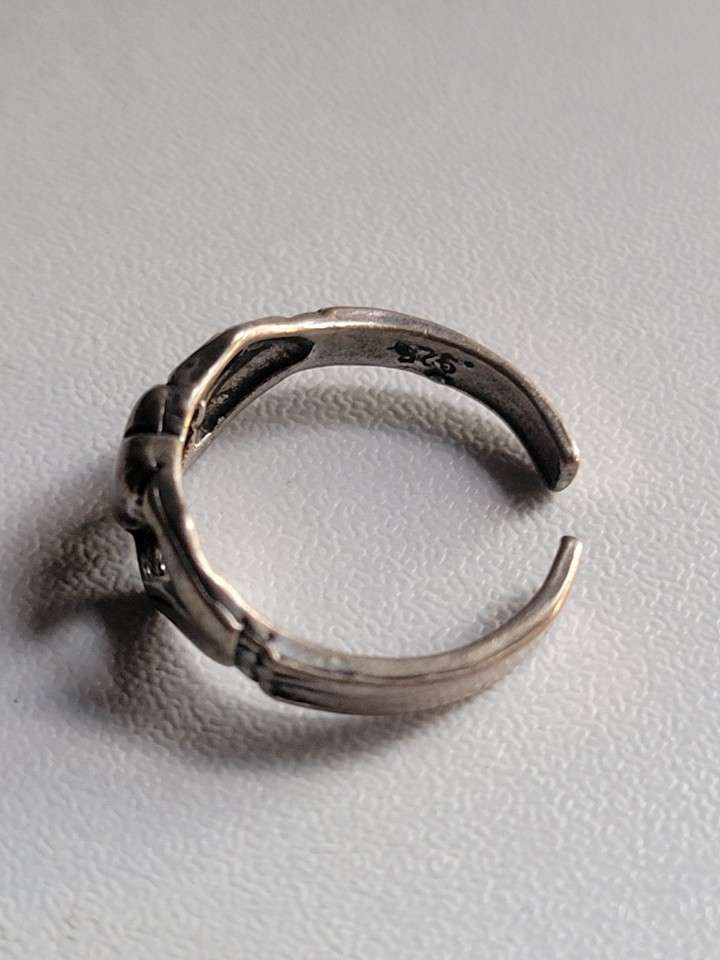 Sterling Silver .925 Irish Claddagh, Hands Holding Heart Toe Ring ...