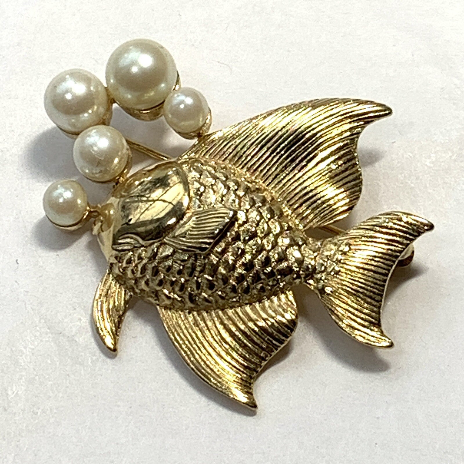 VINTAGE Gold Tone FISH PIN Faux Pearl Bubbles Textured - Gem