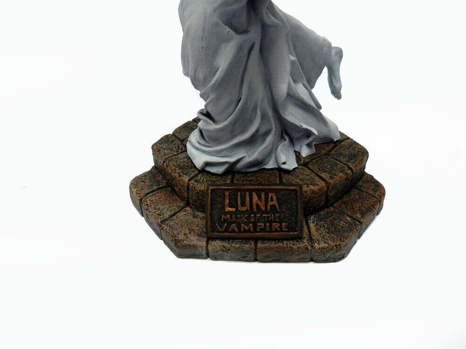 Mark Of The Vampire Luna Vampire With Wings Model Kit 051MM10 | eBay