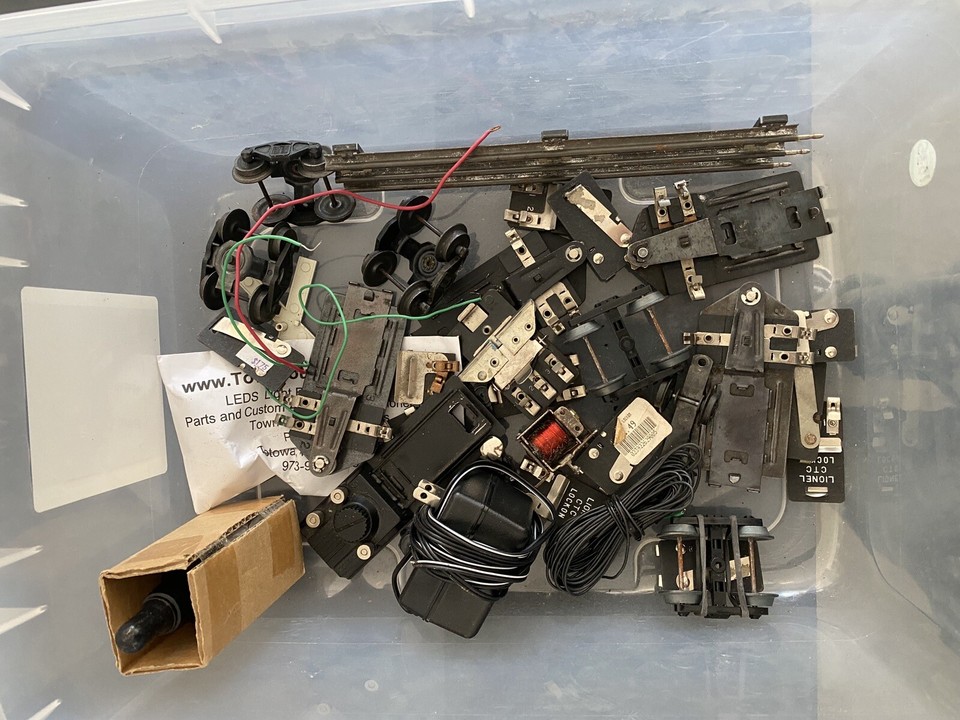 HUGE lot Of Vintage Lionel, Marx Train Gates, Crossings, Light Towers ...