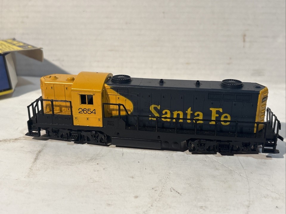 AHM Santa Fe #2654 GP-18 Diesel Locomotive-HO Scale NOT TESTED | eBay