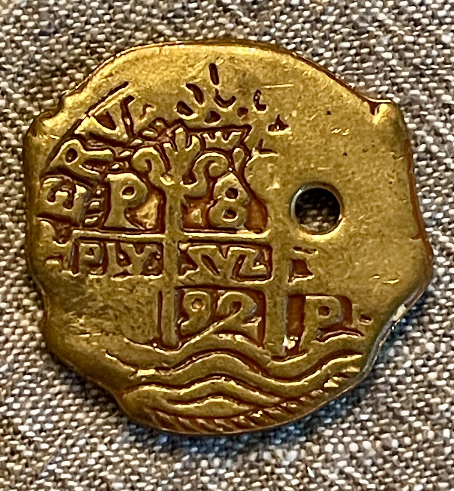 RARE DISNEY 1973 GOLD RED PIRATES of CARIBBEAN WDW DOUBLOON COIN TOKEN ...