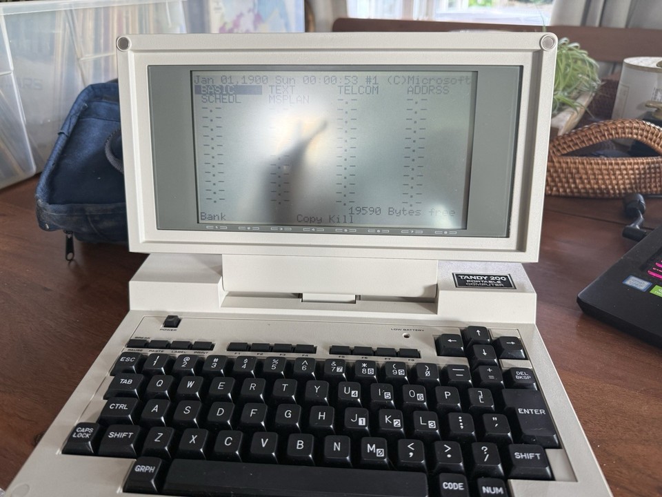 Tandy 200 portable computer (Radio Shack) - Powers on! Runs on AA ...