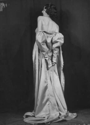 Burlesque dancer Margie Hart baring her shoulders as she perfo- 1940s ...