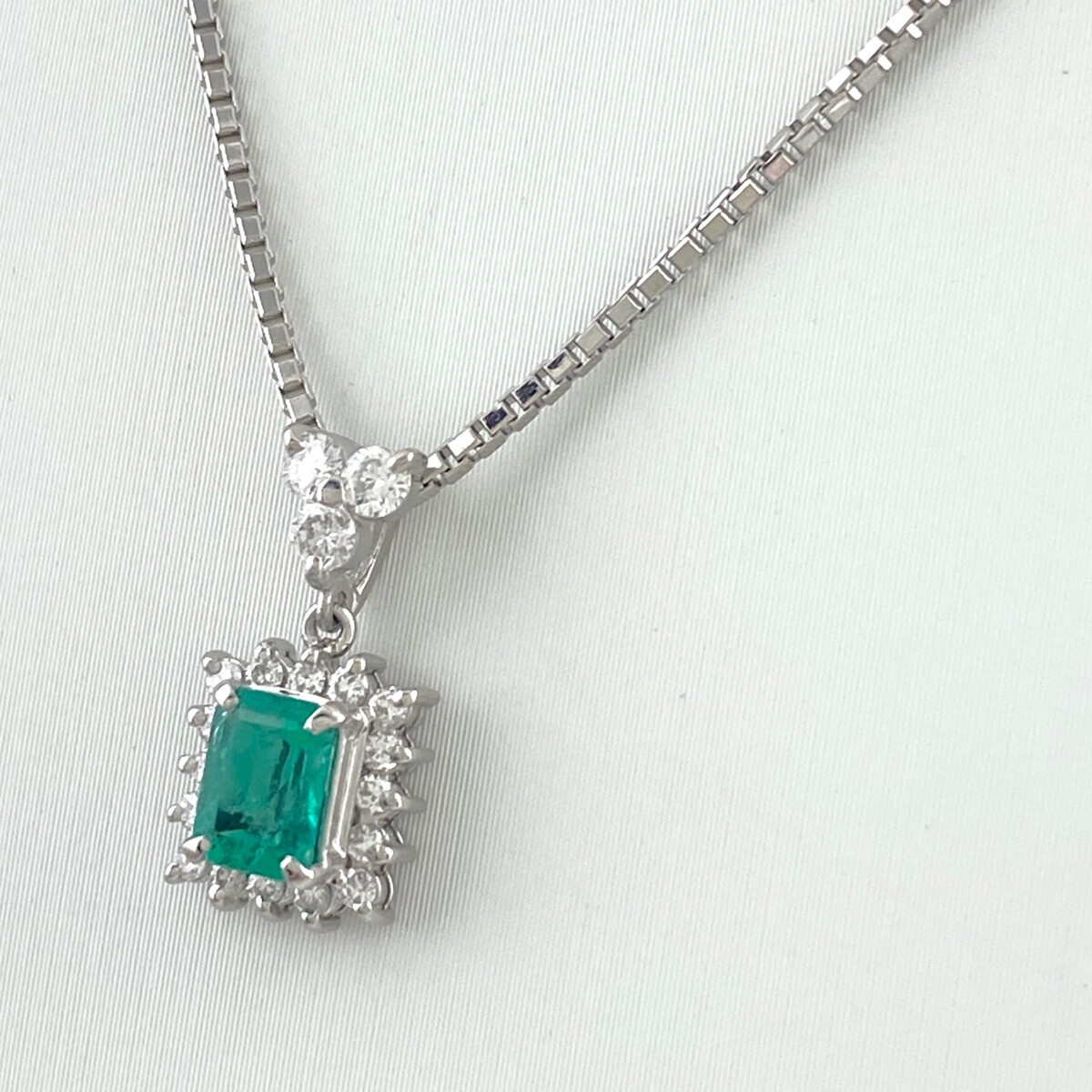 Emerald design necklace Platinum Pendant melee dia di… - Gem
