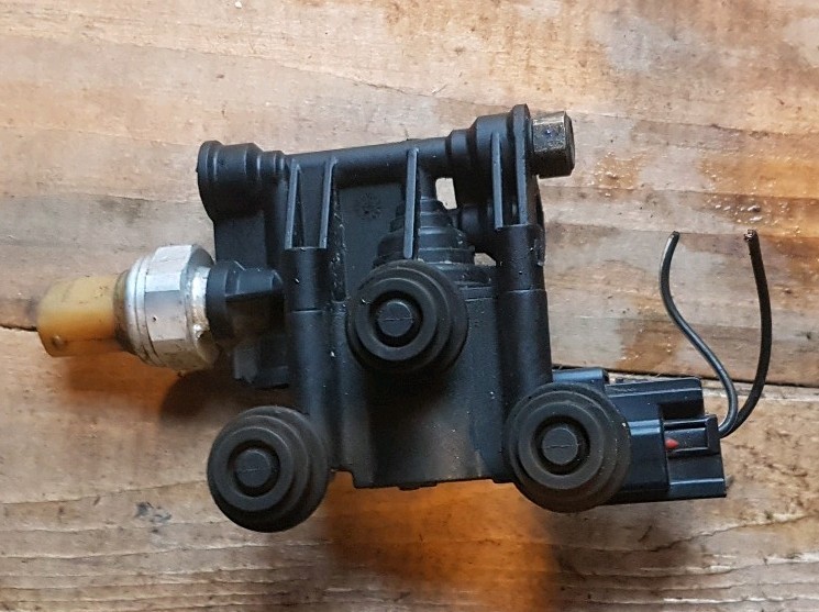 LAND ROVER DISCOVERY 3 & 4 AIR SUSPENSION VALVE RESERVOIR VALVE ...