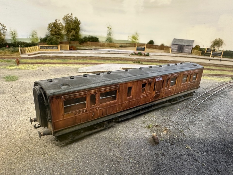 THREE 00 GAUGE LNER COACHES AND A PIGEON VAN | eBay UK