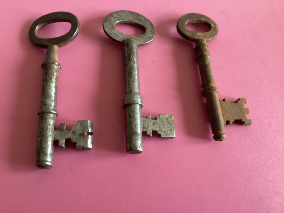 3 LARGE ANTIQUE CAST IRON BIT KEYS FOR TRUNKS, CABINETS, OLD-DOOR LOCKS ...