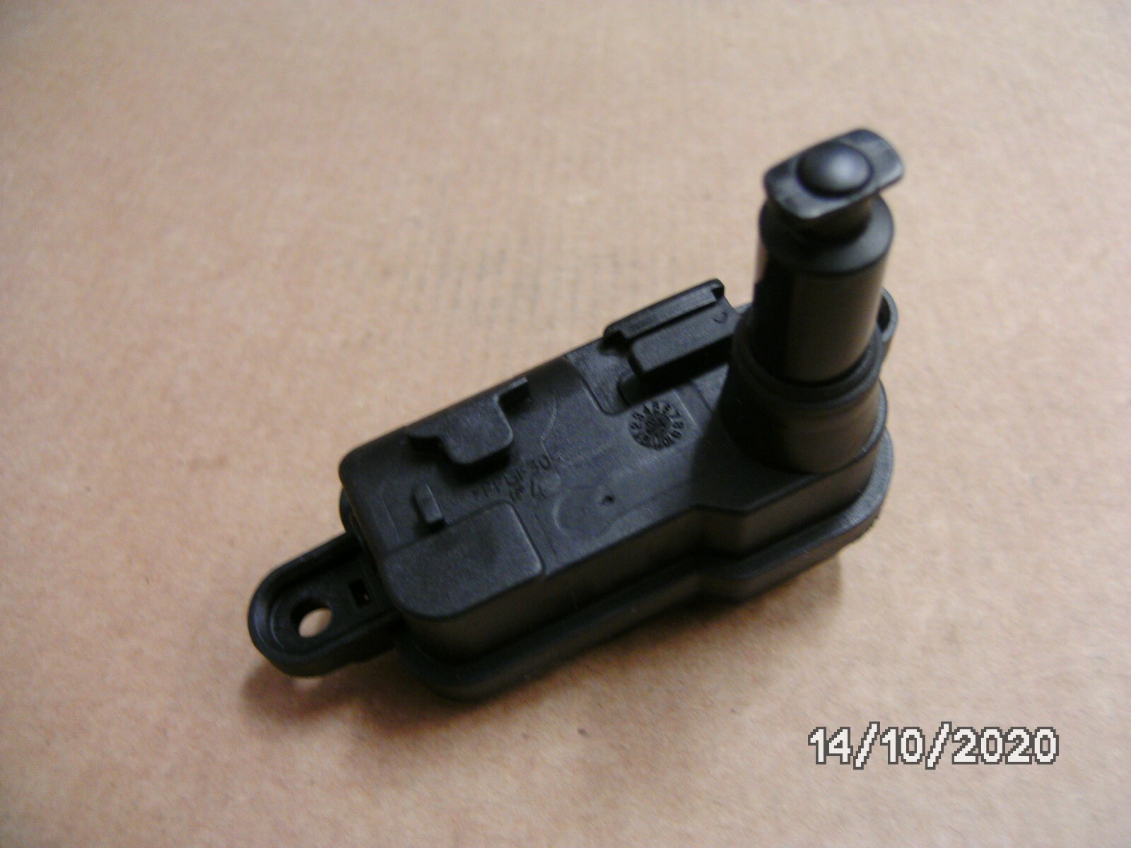 NEW GENUINE VW GROUP FUEL FLAP SERVO MOTOR 8V0862159 | eBay