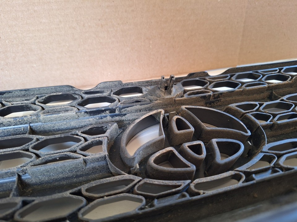 2001-2005 Toyota Rav4 Upper Grille Front Oem,Read.!! | eBay