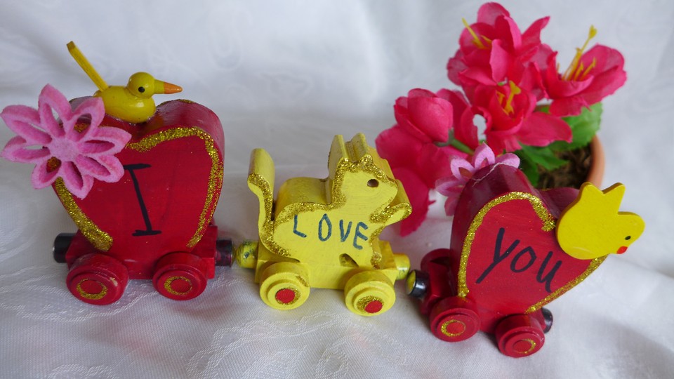 HANDMADE HAND PAINTED WOOD MAGNET HEART TRAIN WITH LOVE PHRAZES RED AND ...