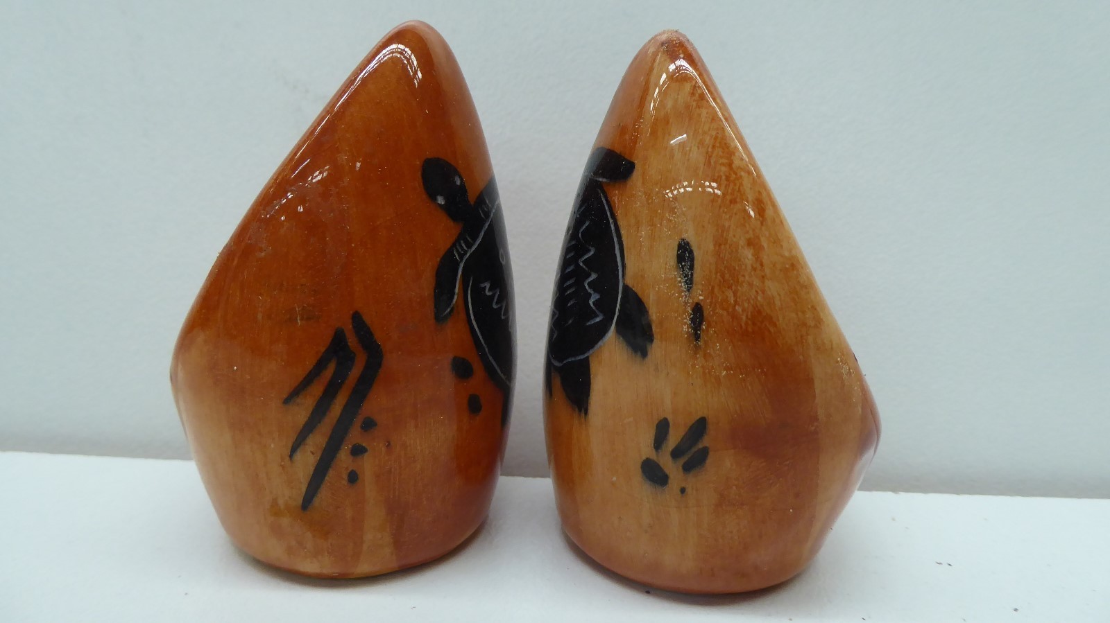HAND PAINTED ABORIGINAL MOTIF SALT PEPPER SHAKERS POTTERY AUSTRALIAN ...