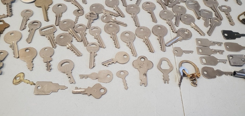 Vintage Key Lot Of 150+ Mixed Keys Luggage Locks Cabinets Cases Master ...