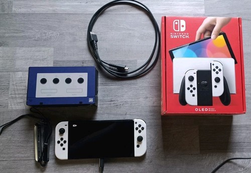 Nintendo Switch OLED (mit custom Dock in Gamecube-Design) - Vollständig ...