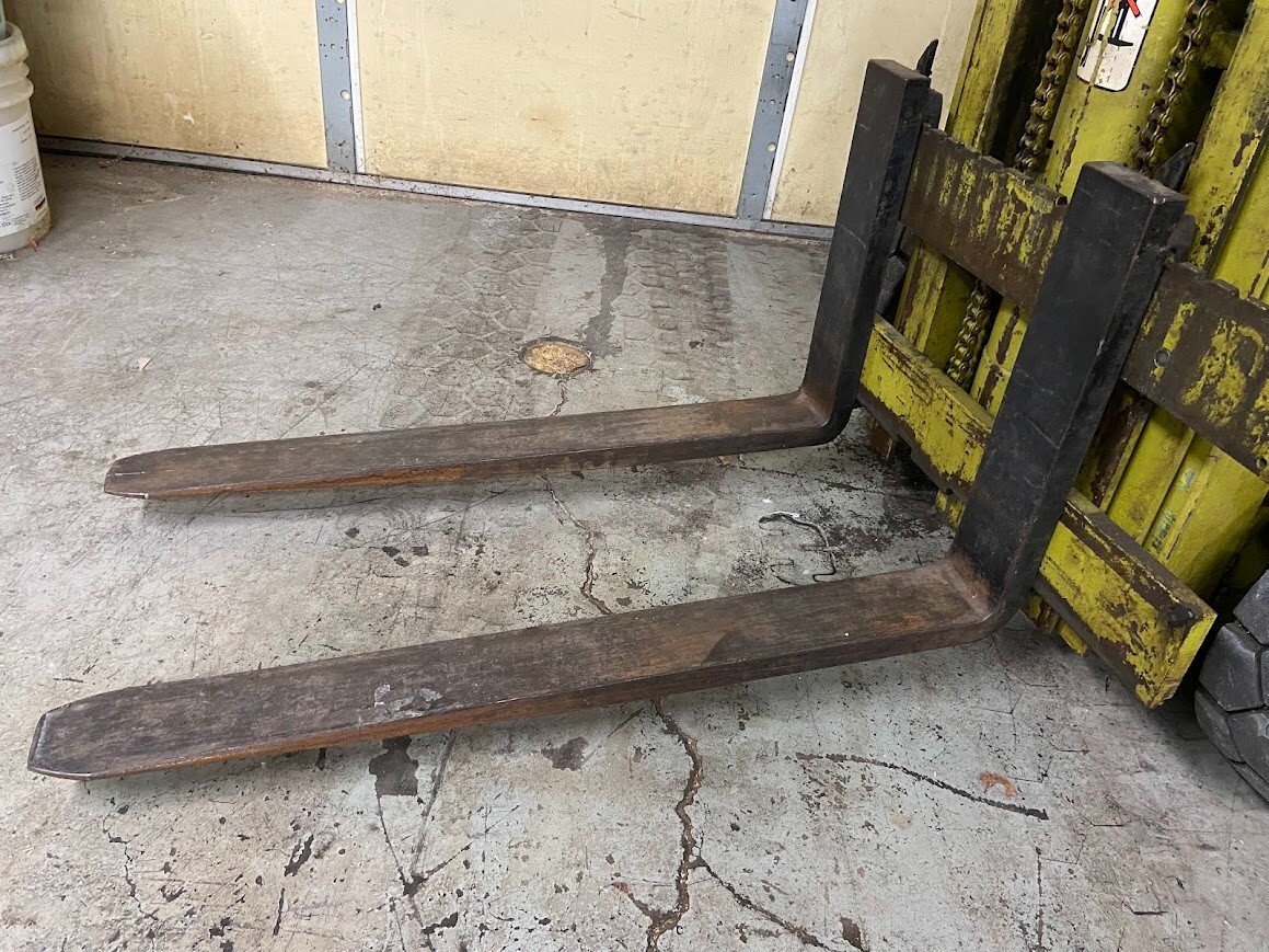 Class 2 Tapered Forklift Forks 4" x 42" Carriage Mount W/Locks Set Of 2 ...