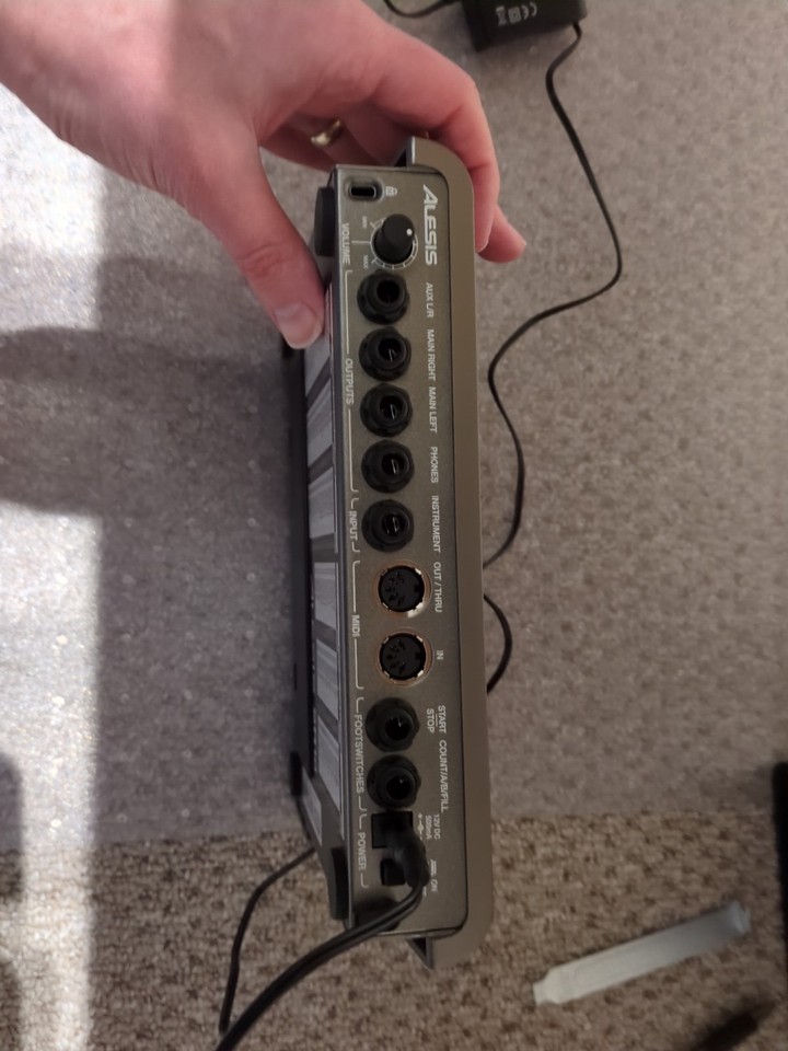 Alesis SR18 Drum Machine in Mint Condition with PSU & Original Manual ...