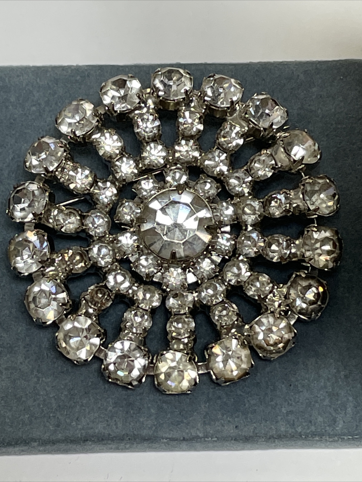 VINTAGE ROUND PINWHEEL SHAPED FIGURAL RHINESTONE PIN … - Gem