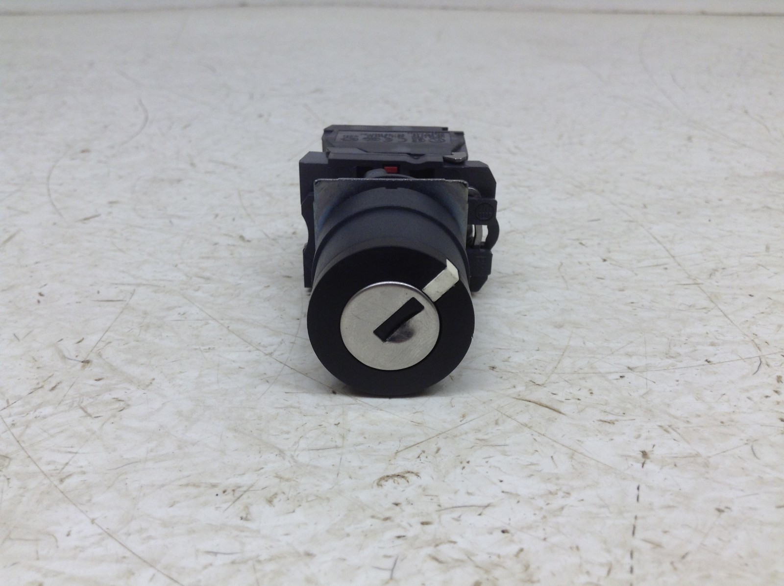 Telemecanique ZBE-102 2 Position Maintained Key Selector Switch ZBE ...