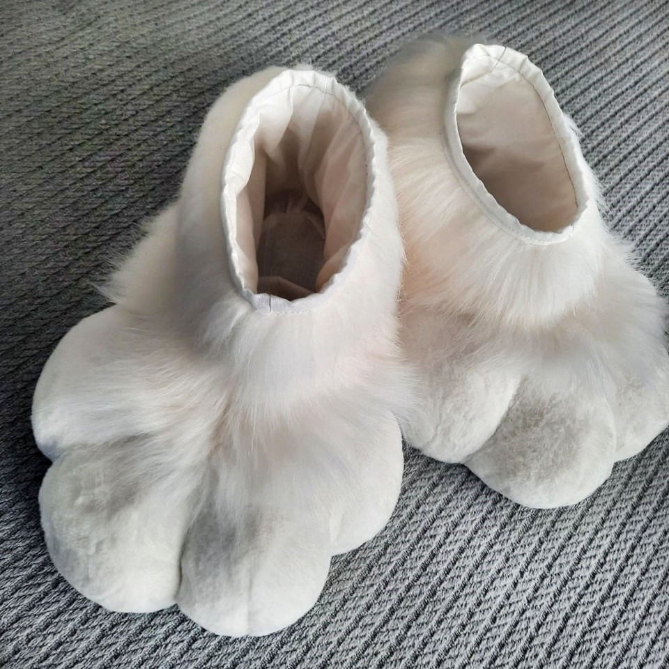 White Furry Feet Paws. White puffy and fluffy fur feet paw with black ...