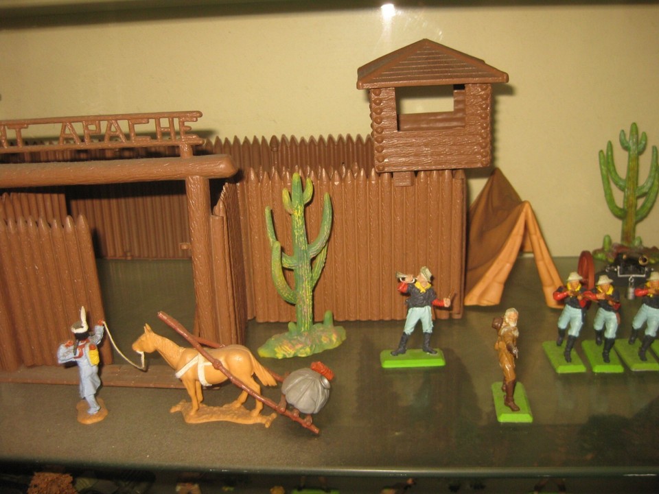 US 7th CAVALRY FORT APACHE DISPLAY DIORAMA BRITAINS DEETAIL SWOPPET ...