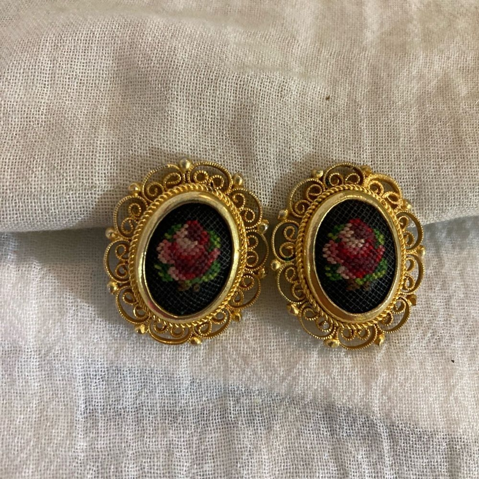 Petit Pointe Vintage Flowers Design Clip on Ornate Ea… - Gem