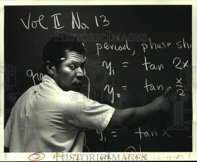 1983 Press Photo Dr. Horace Butler puts trigonometry class through ...