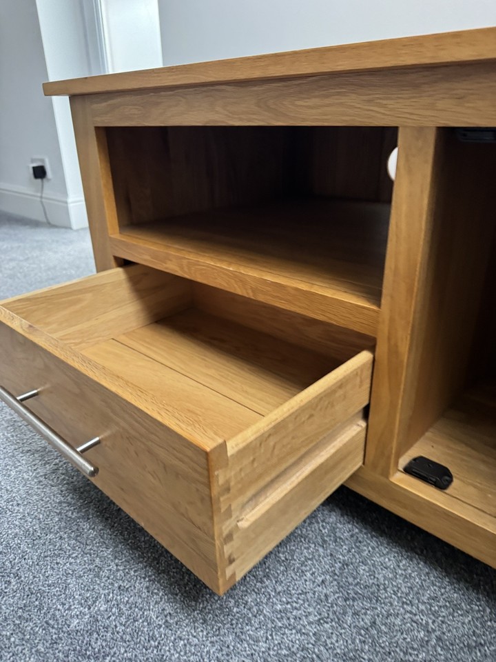 Solid Oak TV Stand / Media Unit – Drawer & Cupboard – Excellent ...