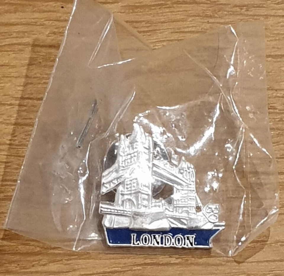 London Bridge tourist pin badge (B). A024 | eBay UK